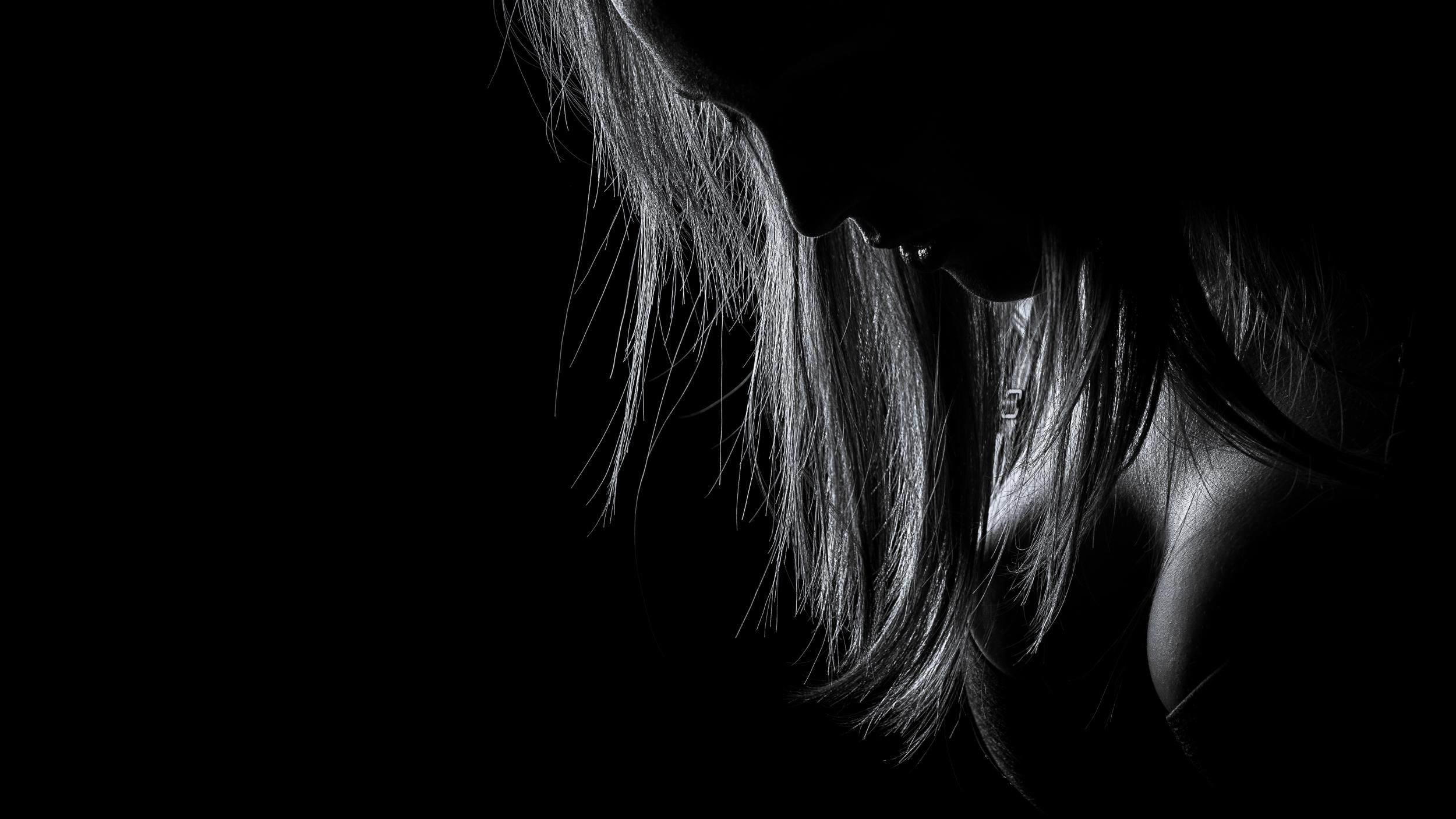 Entdecke die Welt der Low-Key Aktfotografie Fesselnde Bilder